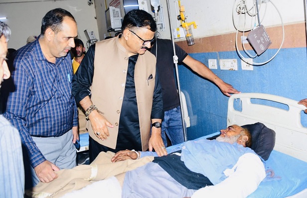 3 Dead , 45 injured in Mendhar Accident, Javed Rana visits GMC