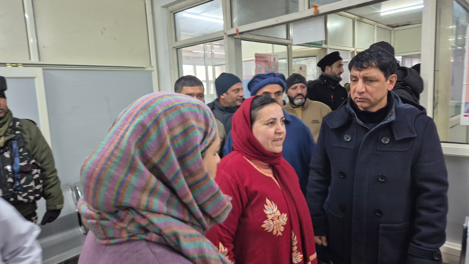 Sakeena Itoo conducts surprise inspection of JLNM Hospital, reviews ...