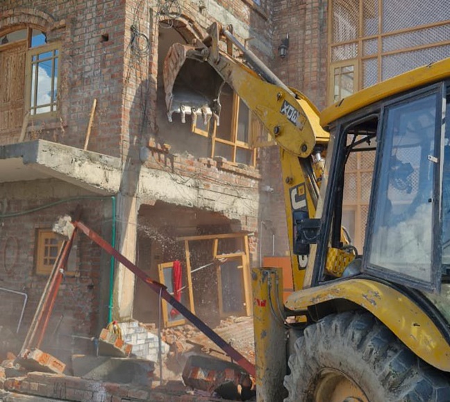 Srinagar Police demolishes an illegally constructed 03 -storey ...