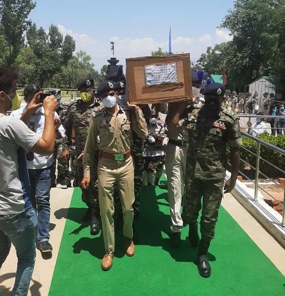 IGP Kashmir along with officers/jawans pays floral tributes to brave ...