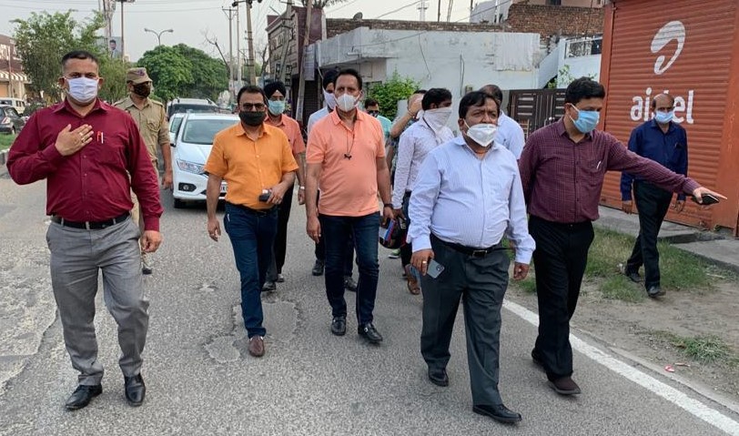 Dheeraj Gupta inspects beautification works in Jammu city