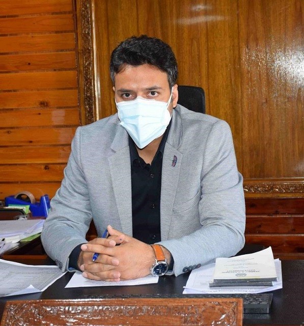 DC Kulgam visits Khanbarni Devsar, Manzgam areas of district