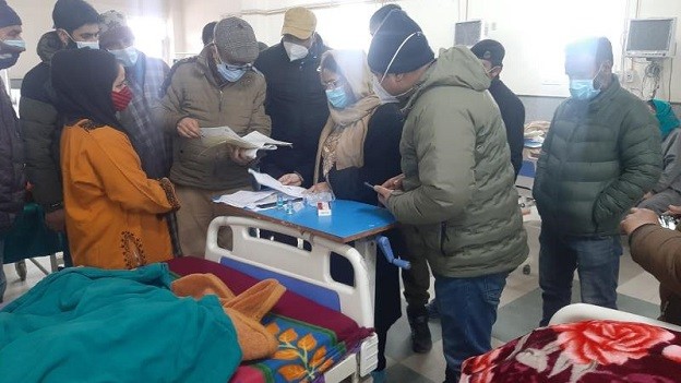 Chairperson DDC Safeena Beigh Pays Surprise Visit To GMC Baramulla Cross Town News A Leading chairperson-ddc-safeena-beigh-pays-surprise-visit-to-gmc-baramulla-cross-town-news-a-leading