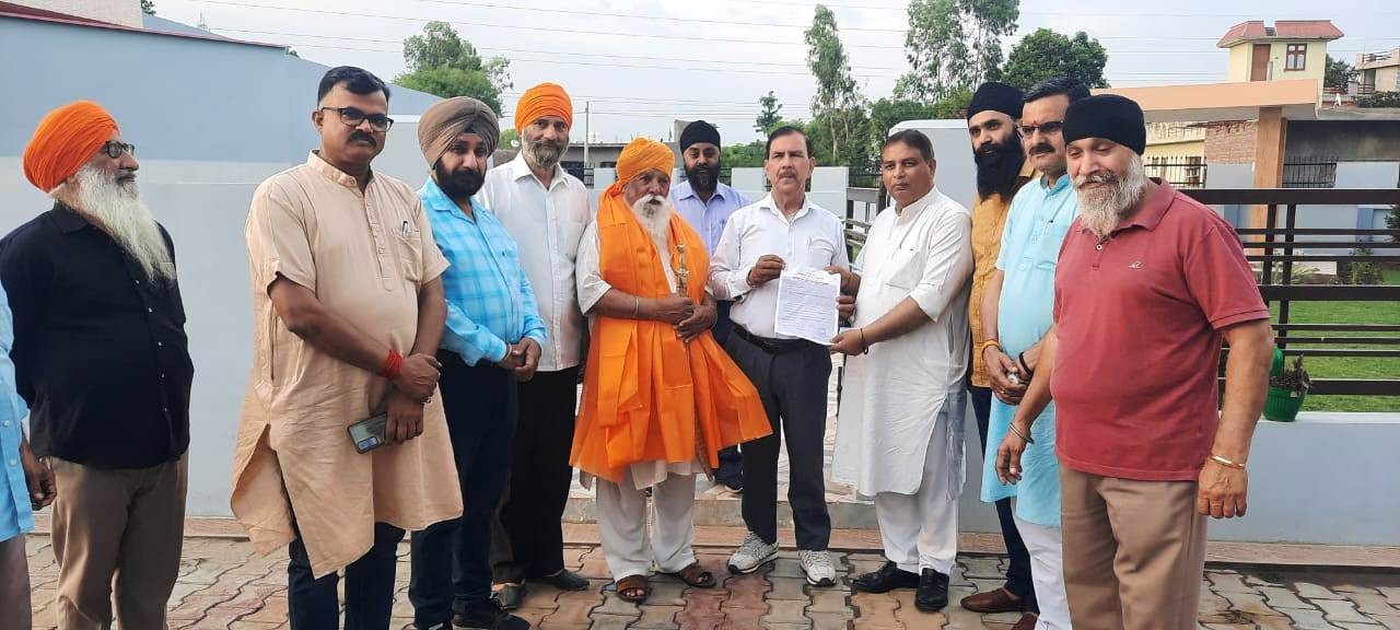 Sat interacts with members of Gurudwara Prabandhak Committee