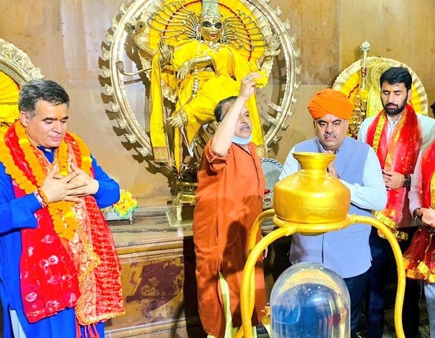 BJP Prabhari J&K Tarun Chugh visits Raghunath Temple