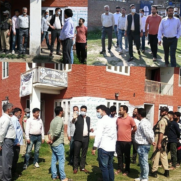 DC Kulgam visits PM-Kissan verification control rooms