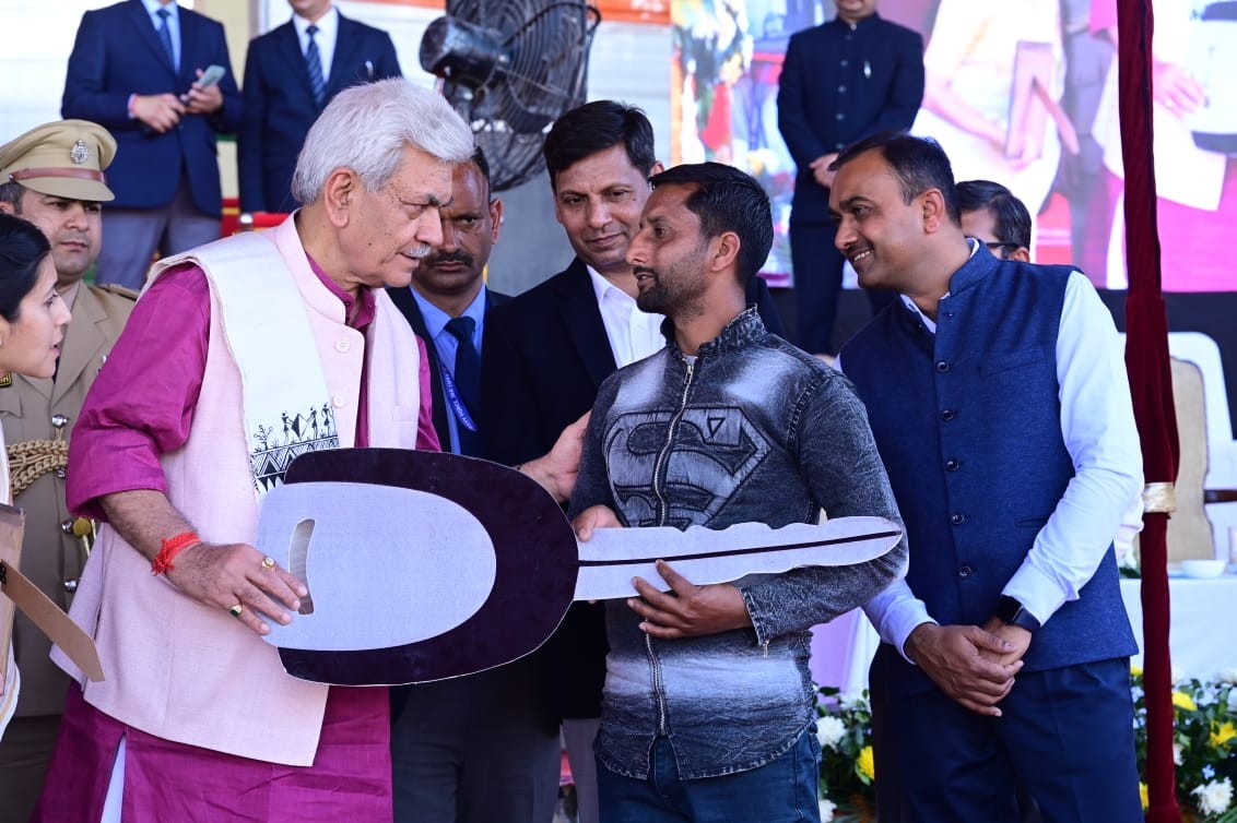 LG J&K launches Rozgaar Mela and on spot placement drive at BSF Camp ...